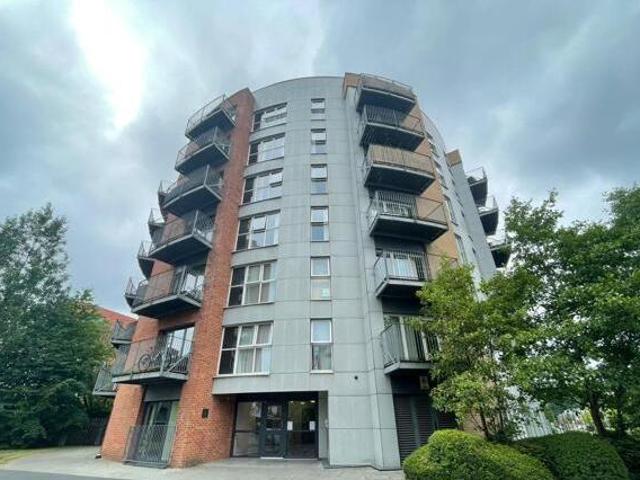Stillwater Drive, Manchester, 2 Bedroom Flat