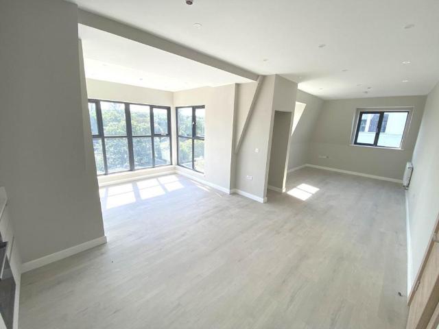 Stirling Way, Borehamwood 1 bed flat to rent £1,750 pcm £404 pw
