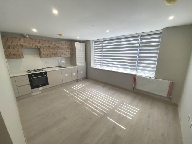 Stirling Way, Borehamwood WD6, 1 bed flat to rent, £1,500 pcm | PrimeLocation