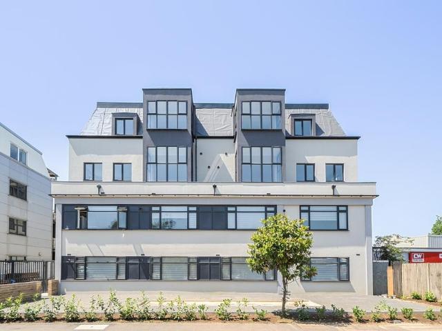 Stirling Way, Borehamwood, WD6 2 bed apartment to rent £2,000 pcm £462 pw