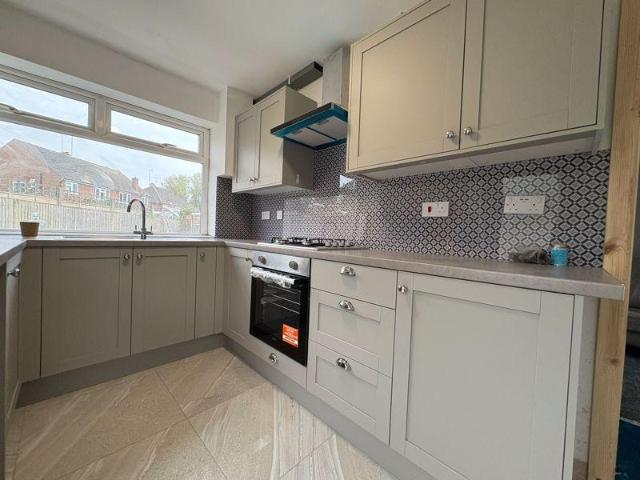 Stirling Close, Uxbridge, UB8 3 bed semi detached house to rent £2,450 pcm £565 pw