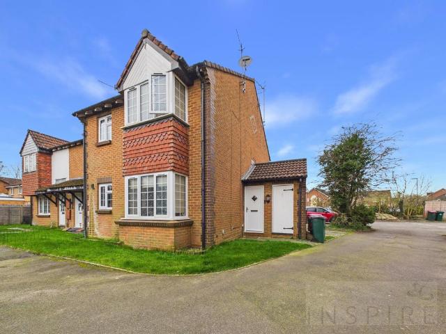 Stirling Close, Crawley RH10 1 bed end of terrace house to rent £1,295 pcm £299 pw