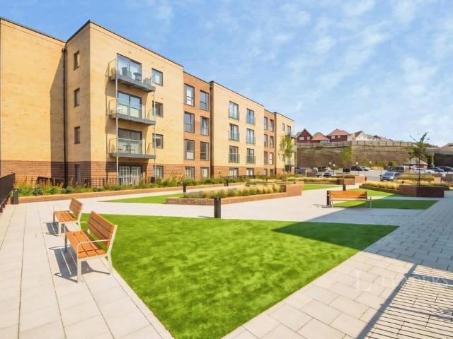 Stirling Drive, Luton, Bedfordshire, LU2 2 bed flat to rent £1,600 pcm £369 pw