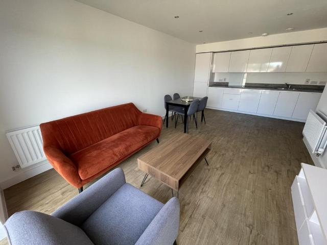 Stirling Drive, Luton, London, LU2 2 bed flat to rent £2,300 pcm £531 pw
