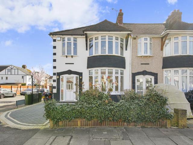 Stradbroke Grove, Ilford IG5 3 bed semi detached house to rent £2,800 pcm £646 pw