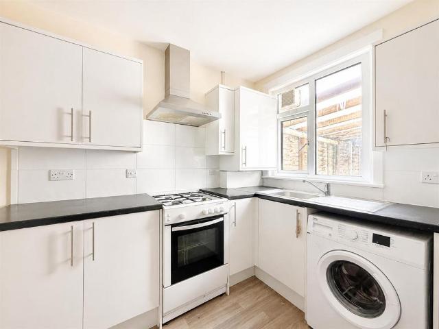 Strafford Road, Hounslow TW3 3 bed terraced house to rent £2,075 pcm £479 pw