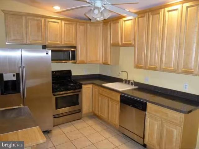 Straight Thru, Interior Row/Townhouse PHILADELPHIA, PA 132.
