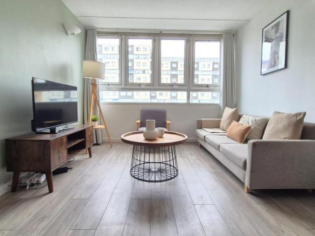 Strasburg Road, London SW11 2 bed flat to rent £2,523 pcm £582 pw