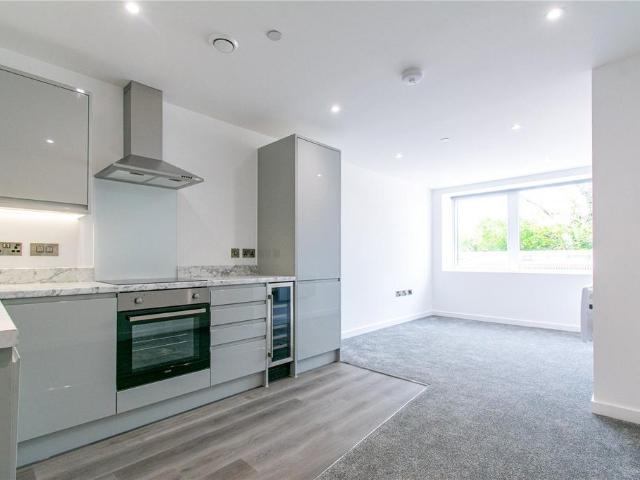 Strawberry Hill, Newbury, Berkshire. 1 bed apartment to rent £1,225 pcm £283 pw