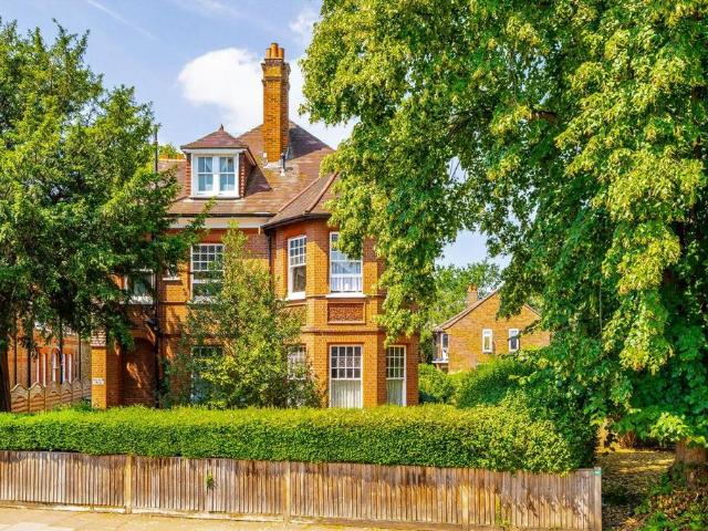 Strawberry Hill Road, Twickenham TW1 1 bed flat to rent £1,750 pcm £404 pw