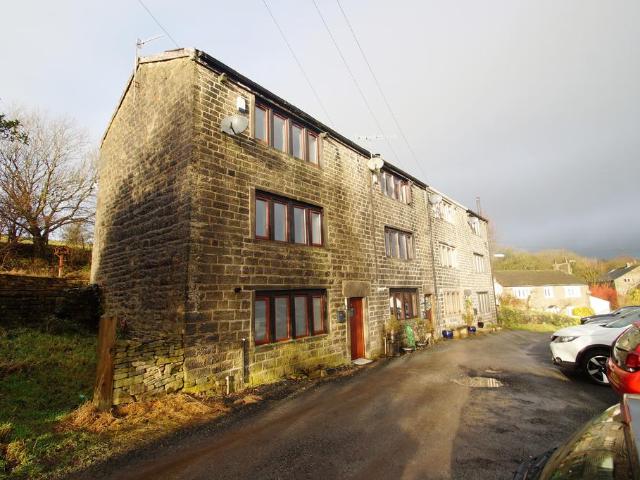 Strawberry Lane, Mossley OL5 3 bed terraced house to rent £1,395 pcm £322 pw