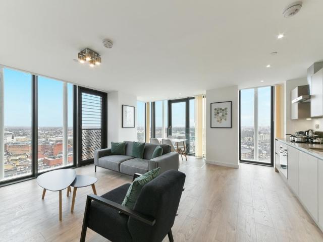 Stratosphere Tower, 55 Great Eastern. 2 bed flat to rent £2,950 pcm £681 pw