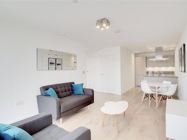 Stratosphere Tower, London E15 1 bed flat to rent £2,250 pcm £519 pw
