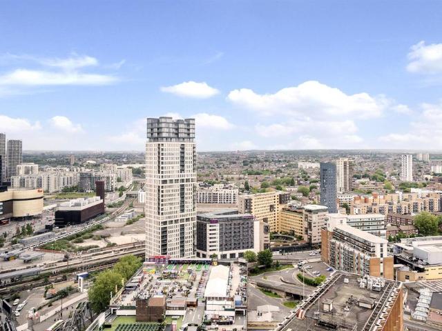 Stratosphere Tower,London 2 bed flat to rent £3,000 pcm £692 pw