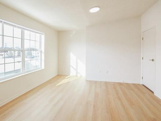 Stratford Crossings Saxon