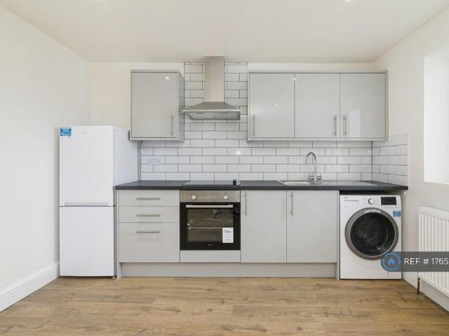 Stratford, London, E15 2 bed flat to rent £1,900 pcm £438 pw