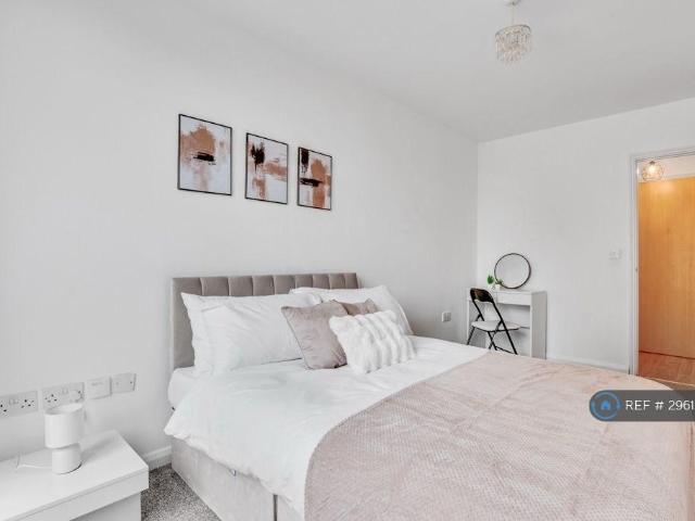 Stratford, London, E15 2 bed flat to rent £2,300 pcm £531 pw