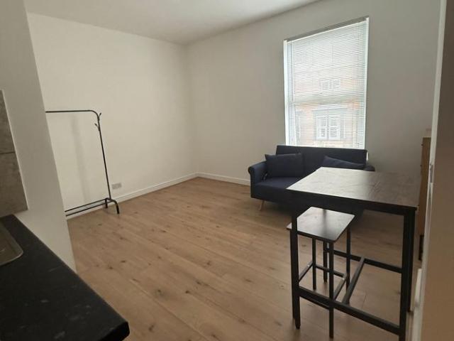 Stratford Street, Leeds LS11, Studio to rent, £600 pcm | PrimeLocation