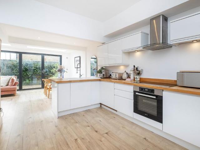 Strathville Road London SW18 2 bed apartment to rent £8,017 pcm £1,850 pw