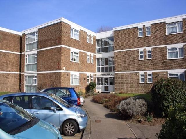 Stratton Close, Edgware HA8, 2 bed flat to rent, £1,750 pcm | PrimeLocation