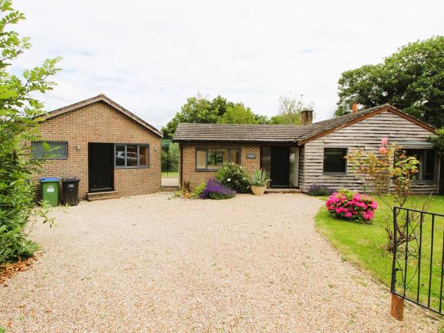 Streat Barn Cottage, Streat, BN6 4 bed detached bungalow to rent £3,500 pcm £808 pw
