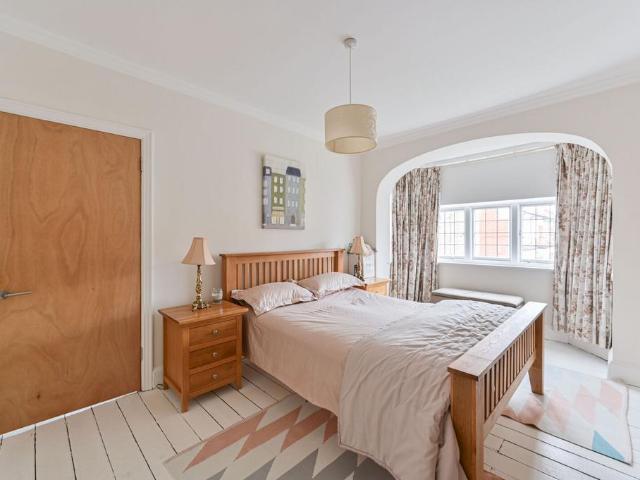 Streatham Common, London, SW16 2 bed flat to rent £2,800 pcm £646 pw