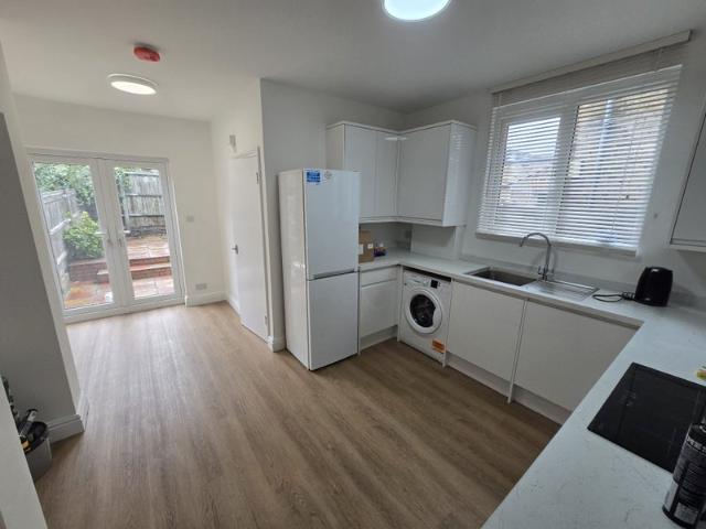Streatham Common 2 or 3 bed flat