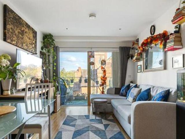 Streatham High Road, London, 2 Bedroom Apartment