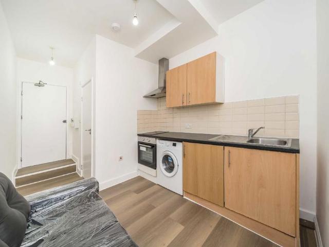 Streatham High Road, London SW16 Studio to rent £1,095 pcm £253 pw