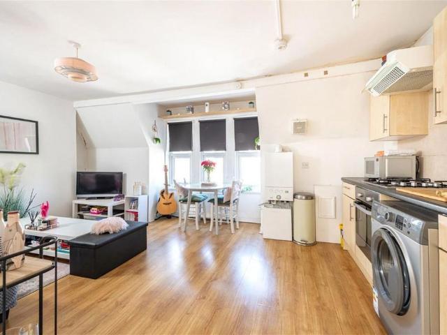 Streatham High Road, London SW16 1 bed flat to rent £1,450 pcm £335 pw