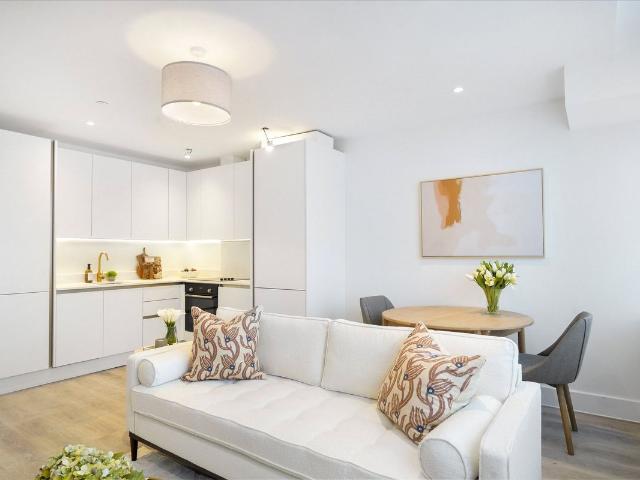 Streatham High Road, London SW16, 1 bed flat to rent, £1,600 pcm | PrimeLocation