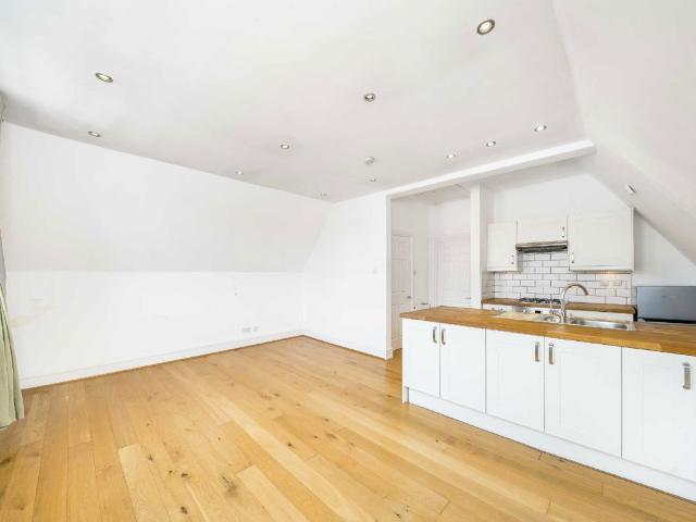 Streatham High Road, London SW16, 1 bed flat to rent, £1,600 pcm | PrimeLocation