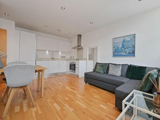 Streatham High Road, London SW16 1 bed flat to rent £1,750 pcm £404 pw