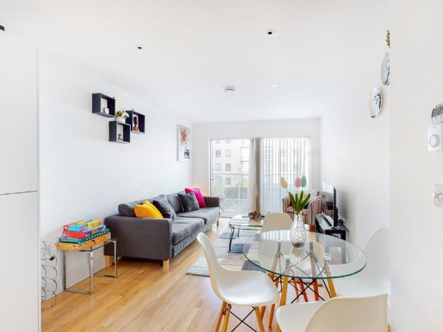 Streatham High Road, London SW16, 1 bed flat to rent, £1,900 pcm | PrimeLocation