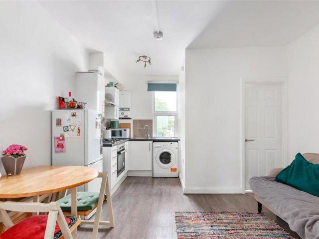 Streatham High Road, London SW16 2 bed flat to rent £1,750 pcm £404 pw