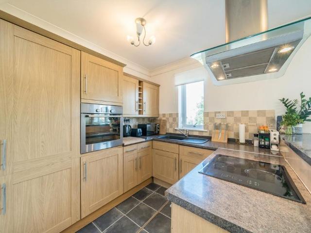 Streatham High Road, London SW16 2 bed flat to rent £2,000 pcm £462 pw