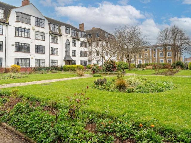 Streatham High Road, London, SW16 4 bed apartment to rent £3,100 pcm £715 pw