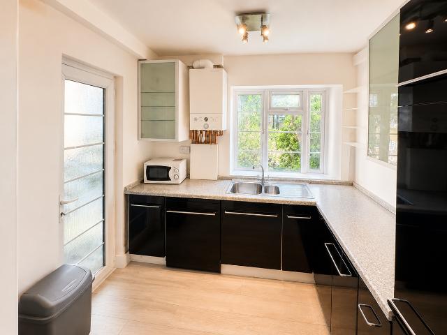 Streatham High Road, London SW16, 4 bed flat to rent, £2,650 pcm | PrimeLocation