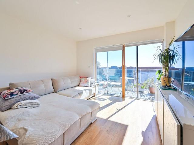 Streatham High Road, Streatham. 2 bed flat to rent £2,400 pcm £554 pw