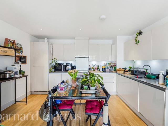 Streatham High Road, Streatham 2 bed flat to rent £2,100 pcm £485 pw