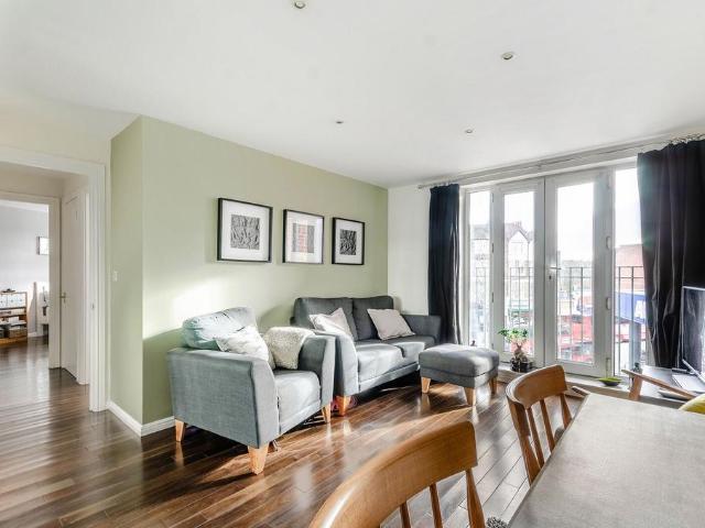 Streatham High Road, Streatham. 2 bed flat to rent £2,500 pcm £577 pw