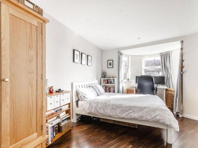 Streatham High Road, Streatham. 2 bed flat to rent £2,250 pcm £519 pw