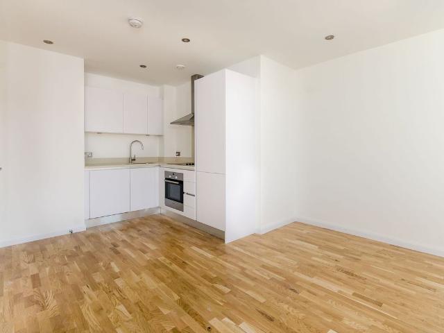 Streatham High Road, Streatham Hill, London SW16, 1 bed flat to rent, £1,750 pcm | PrimeLocation