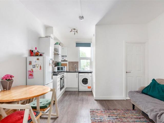 Streatham High Road, Streatham Station SW16, 2 bed flat to rent, £1,750 pcm | PrimeLocation