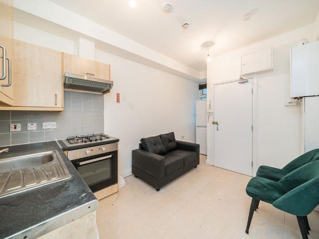 Streatham High Road, Streatham Hill SW16, 1 bed flat to rent, £1,250 pcm | PrimeLocation