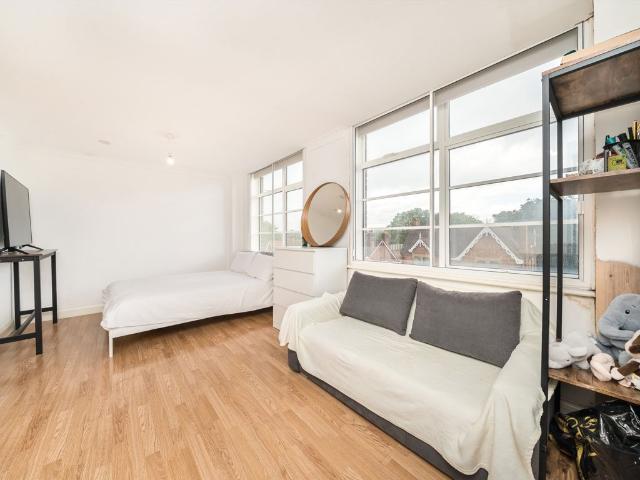 Streatham High Road, Streatham SW16, 1 bed flat to rent, £1,450 pcm | PrimeLocation