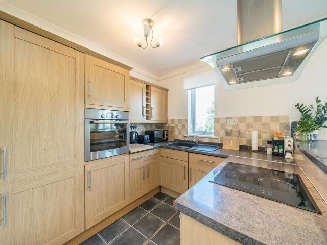 Streatham High Road, Streatham SW16, 2 bed flat to rent, £2,000 pcm | PrimeLocation