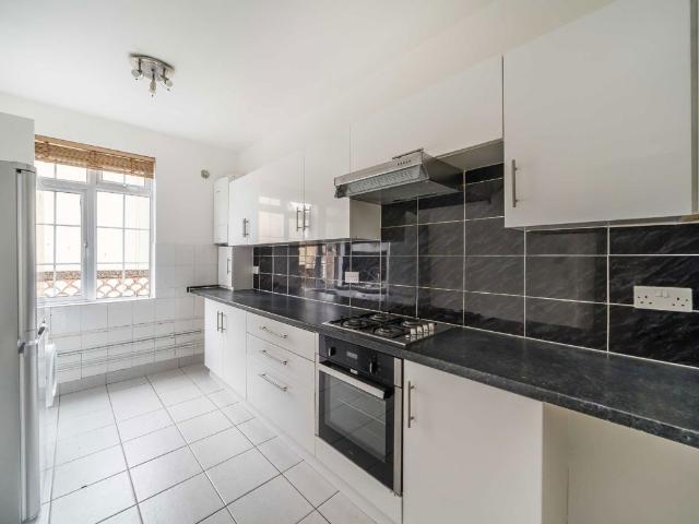 Streatham High Road, Streatham SW16, 3 bed flat to rent, £2,600 pcm | PrimeLocation