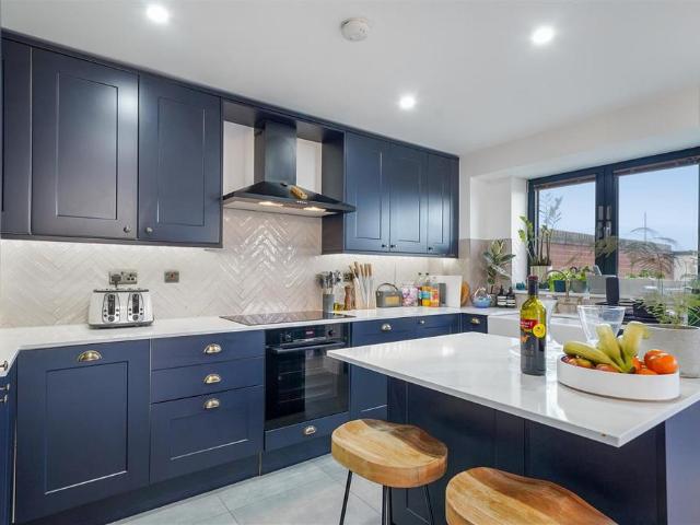 Streatham High Road, SW16 2 bed flat to rent £3,600 pcm £831 pw