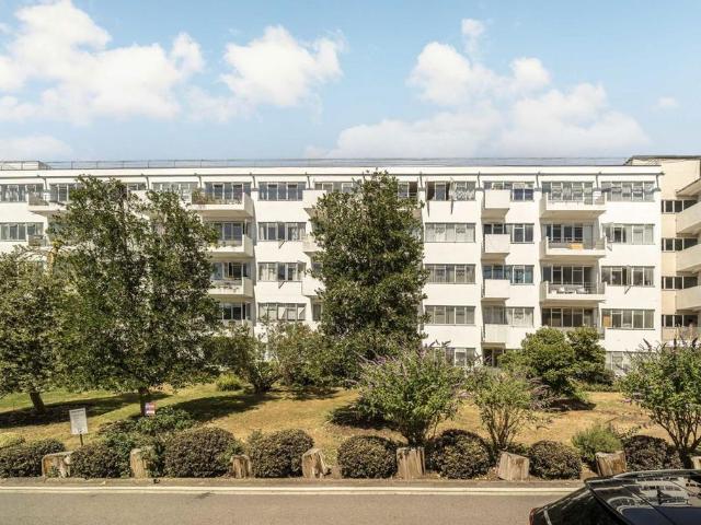 Streatham Hill, London SW2 1 bed flat to rent £1,650 pcm £381 pw